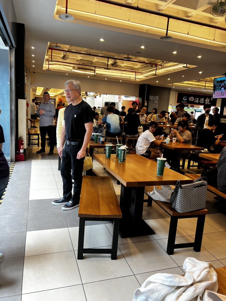 快訊！AI教父黃仁勳驚喜現身台大，大啖基隆手搖品牌「DrinkStore水雲朵」特色飲品！ | 基隆海嗨